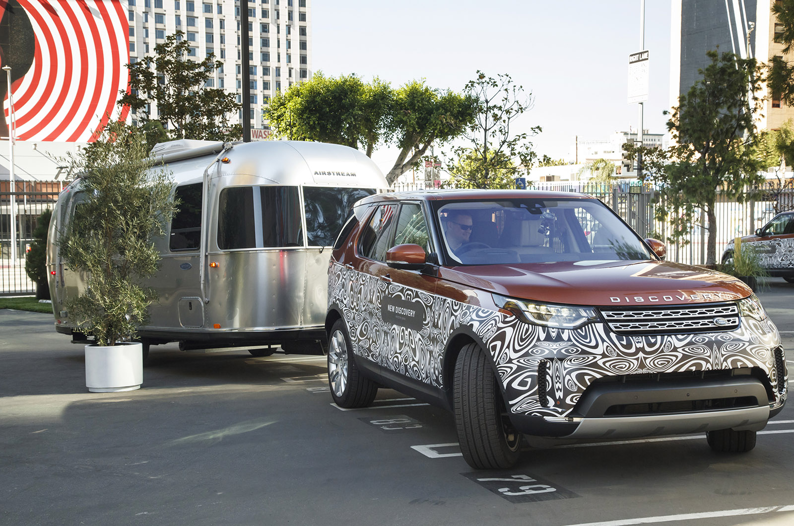 First test - Land Rover Discovery’s new trailer parking for dummies ...
