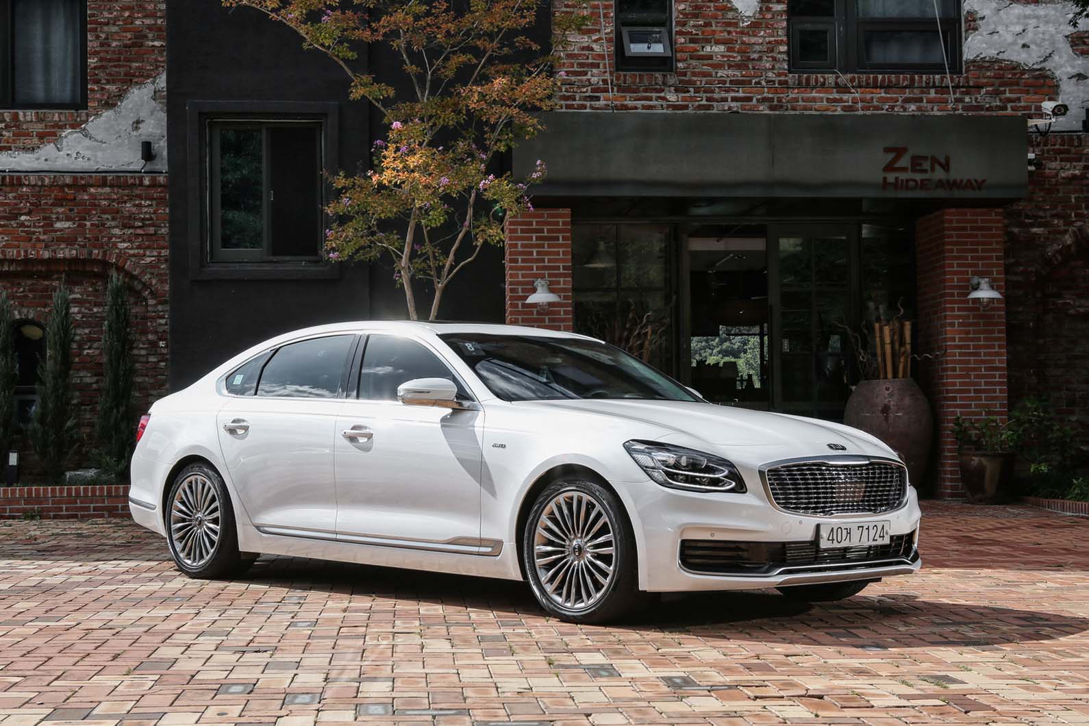 Driving the Kia K900 - Korea's answer to the S-Class | Autocar