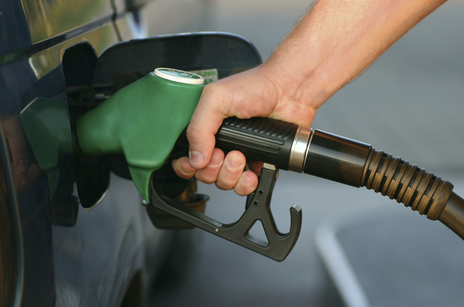 The price of petrol falls below £1 per litre | Autocar