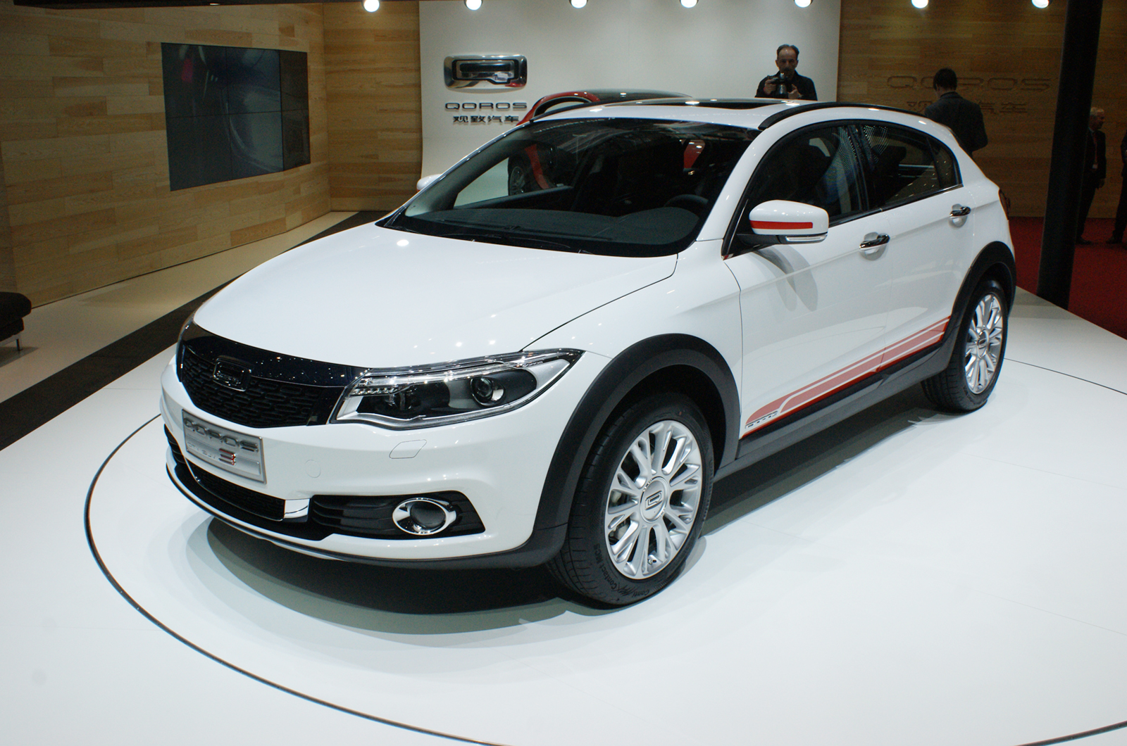 Qoros 3 City SUV unveiled at Guangzhou motor show