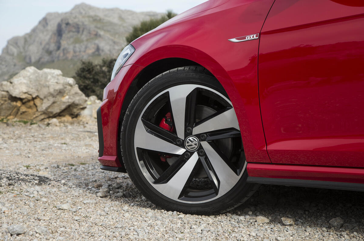Facelifted 2017 MK7 Volkswagen Golf & GTI family unveiled - New engines ...